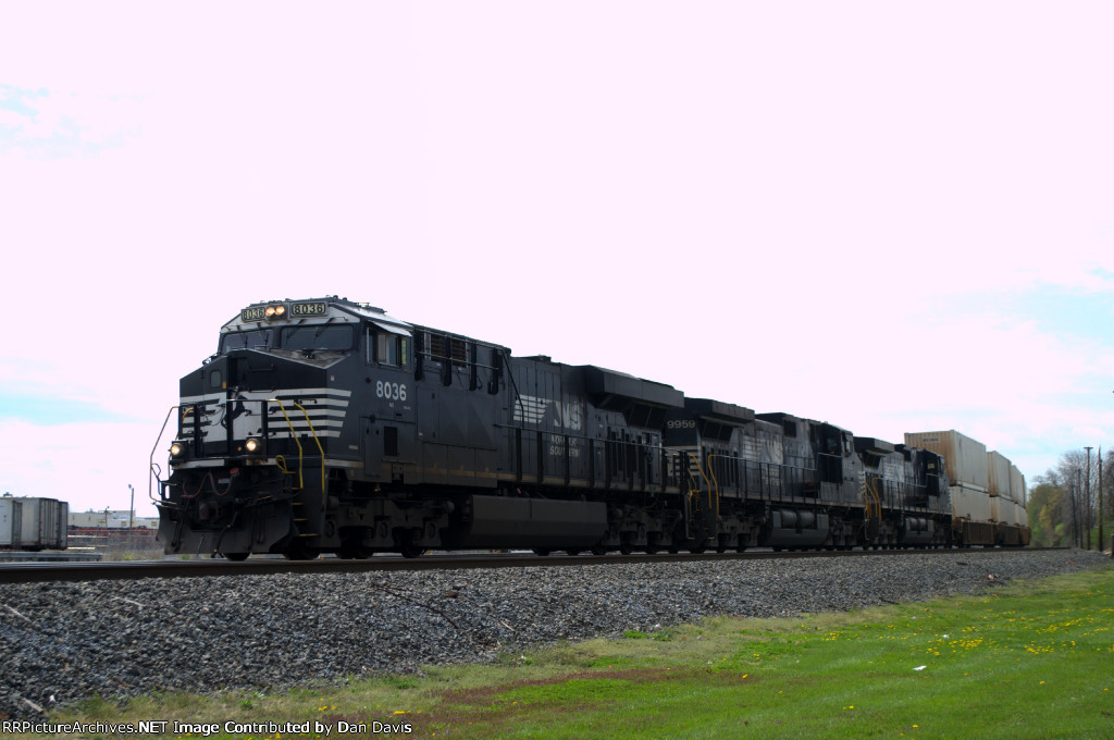 NS ES44AC 8036 leads 21E